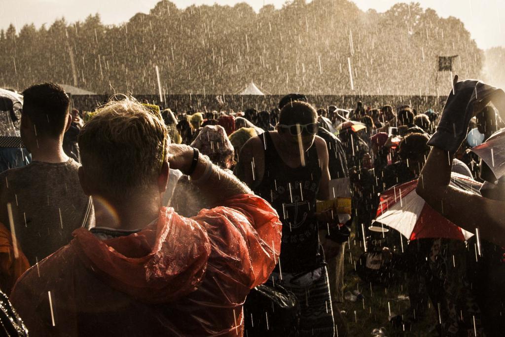 Clubbing in the rain | Booked.it